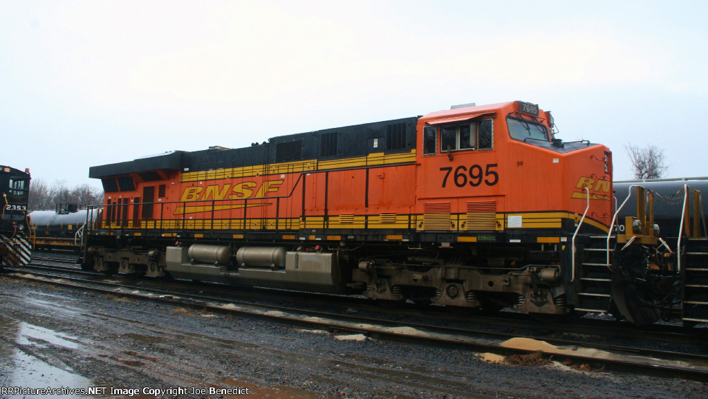 BNSF 7695 Golden Swoosh